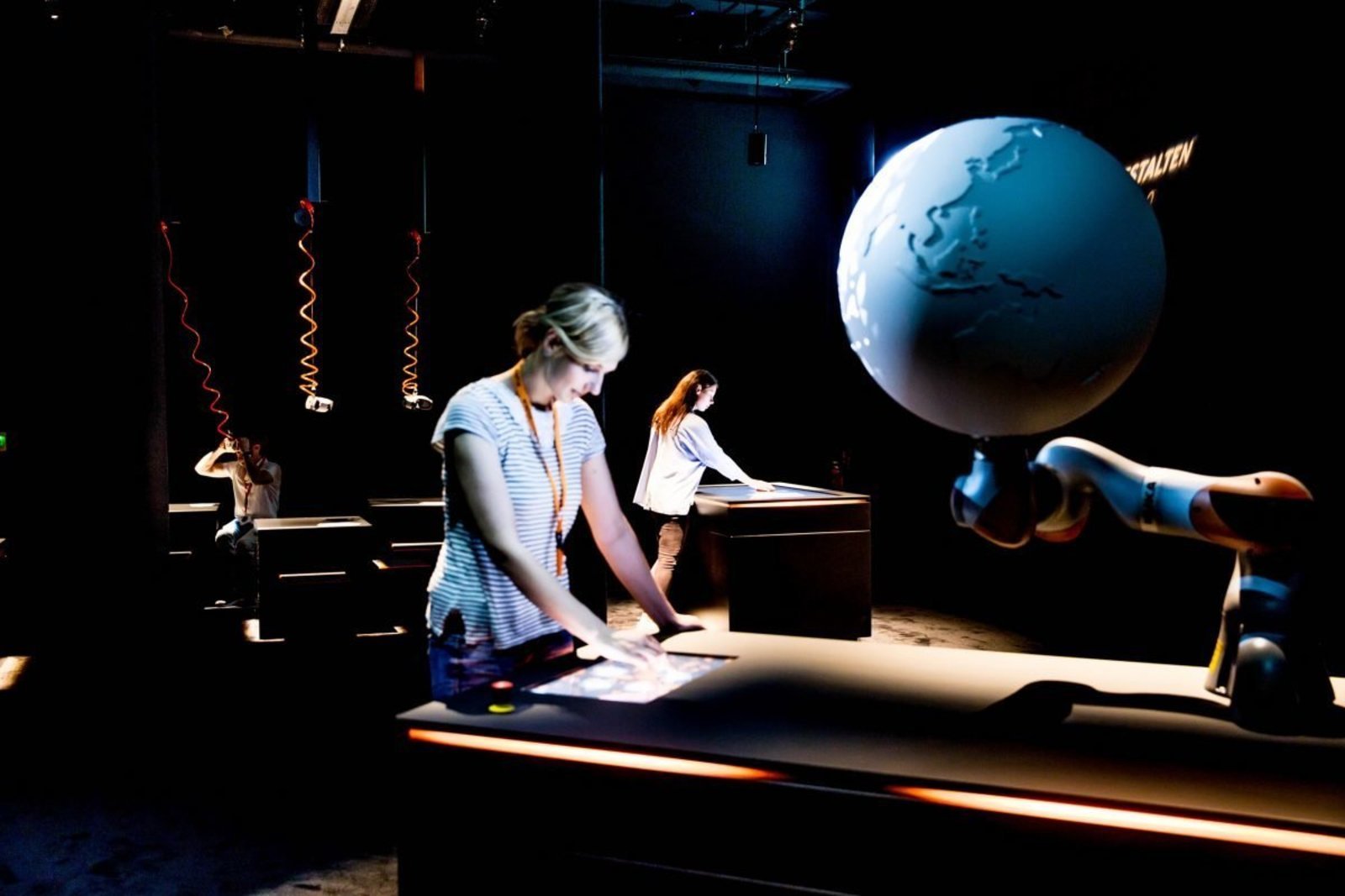 MESO – KUKA: Robotic showroom for industry brand experience
