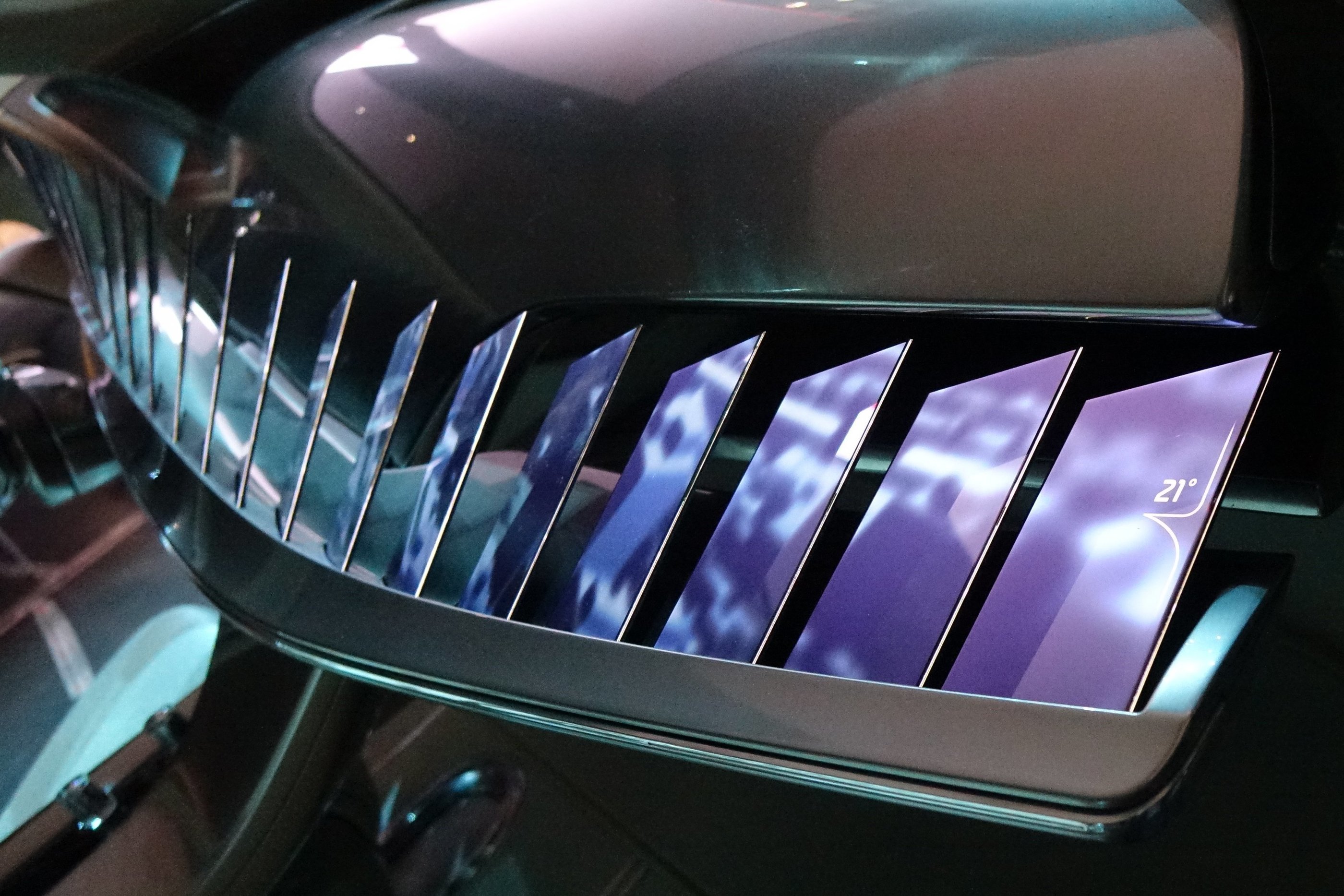 MESO – Kia Motors: Staggered Display Dashboard for Electric Concept Car